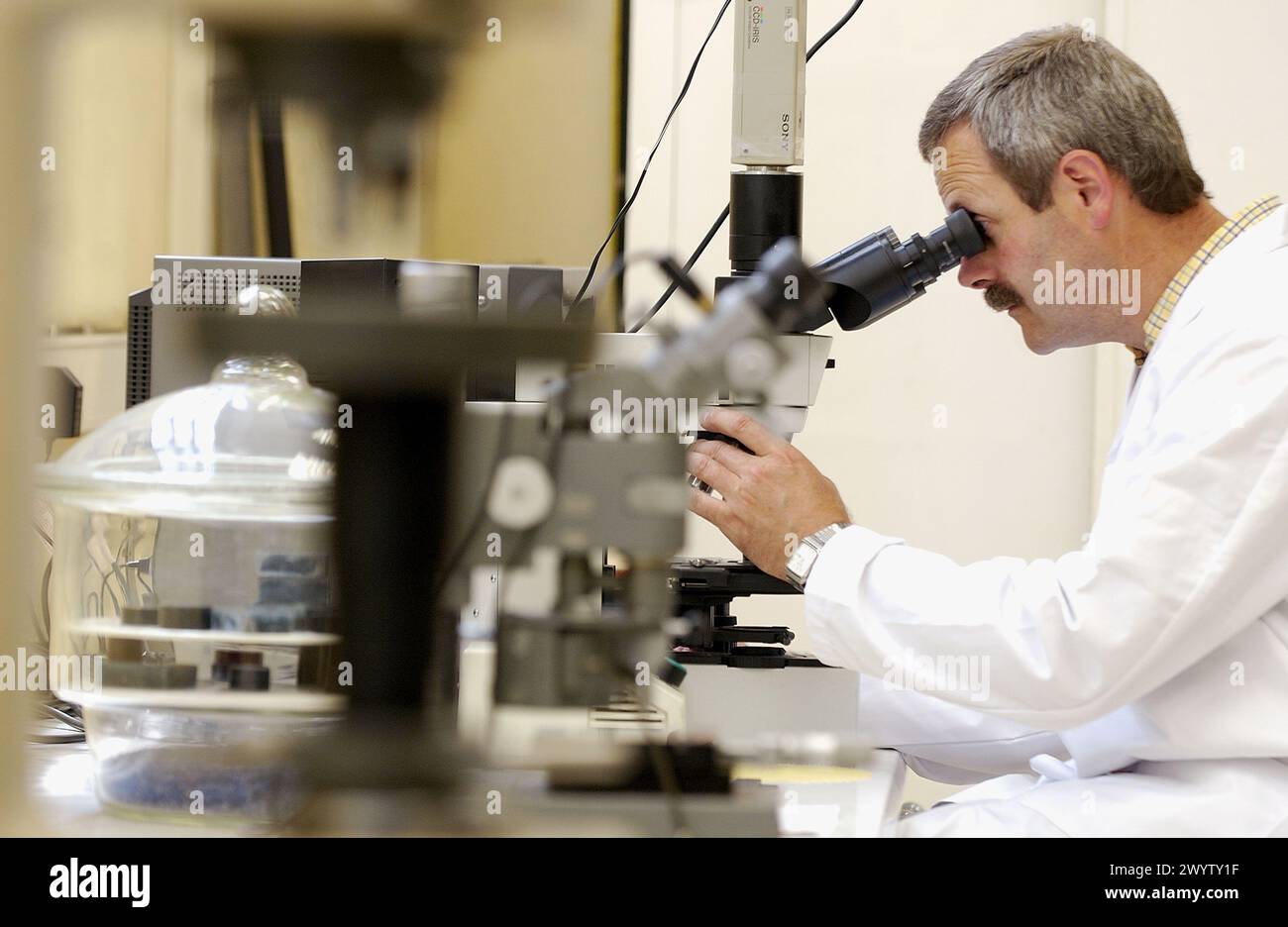 Microscope. Metallurgical laboratory. Metal Industry Stock Photo - Alamy