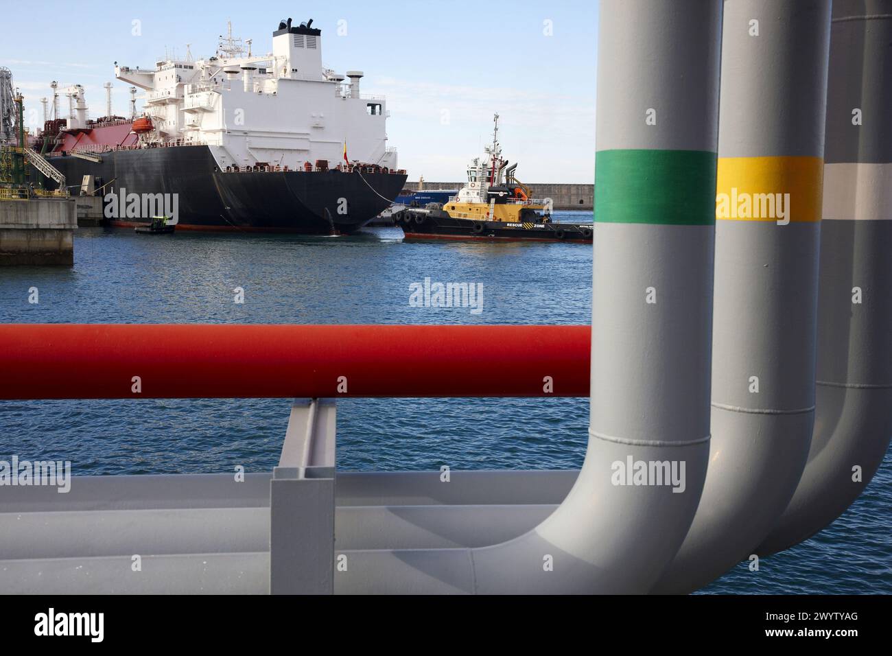 Ship for transporting natural gas, fuel pipelines, unloading fuel. Port ...