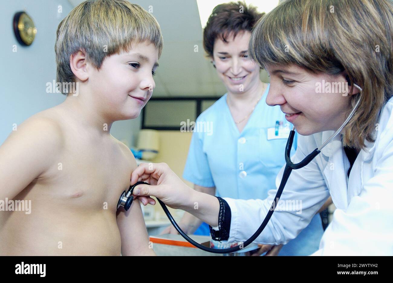 Pediatrician examining year old girl hi-res stock photography and images - Alamy
