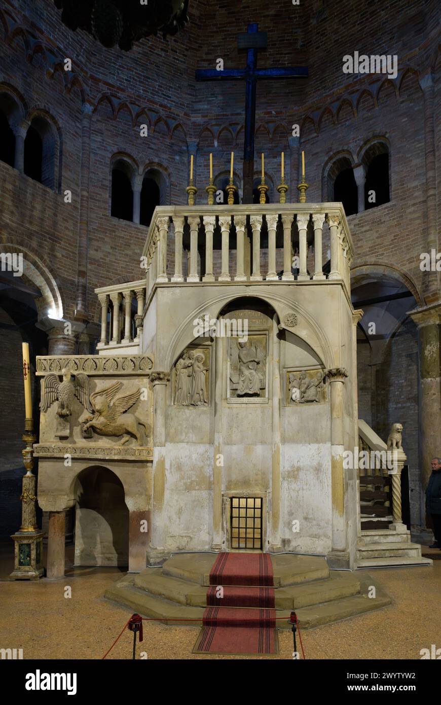 The old pulpit - Basilica del Santo Sepolcro on Piazza delle Sette ...