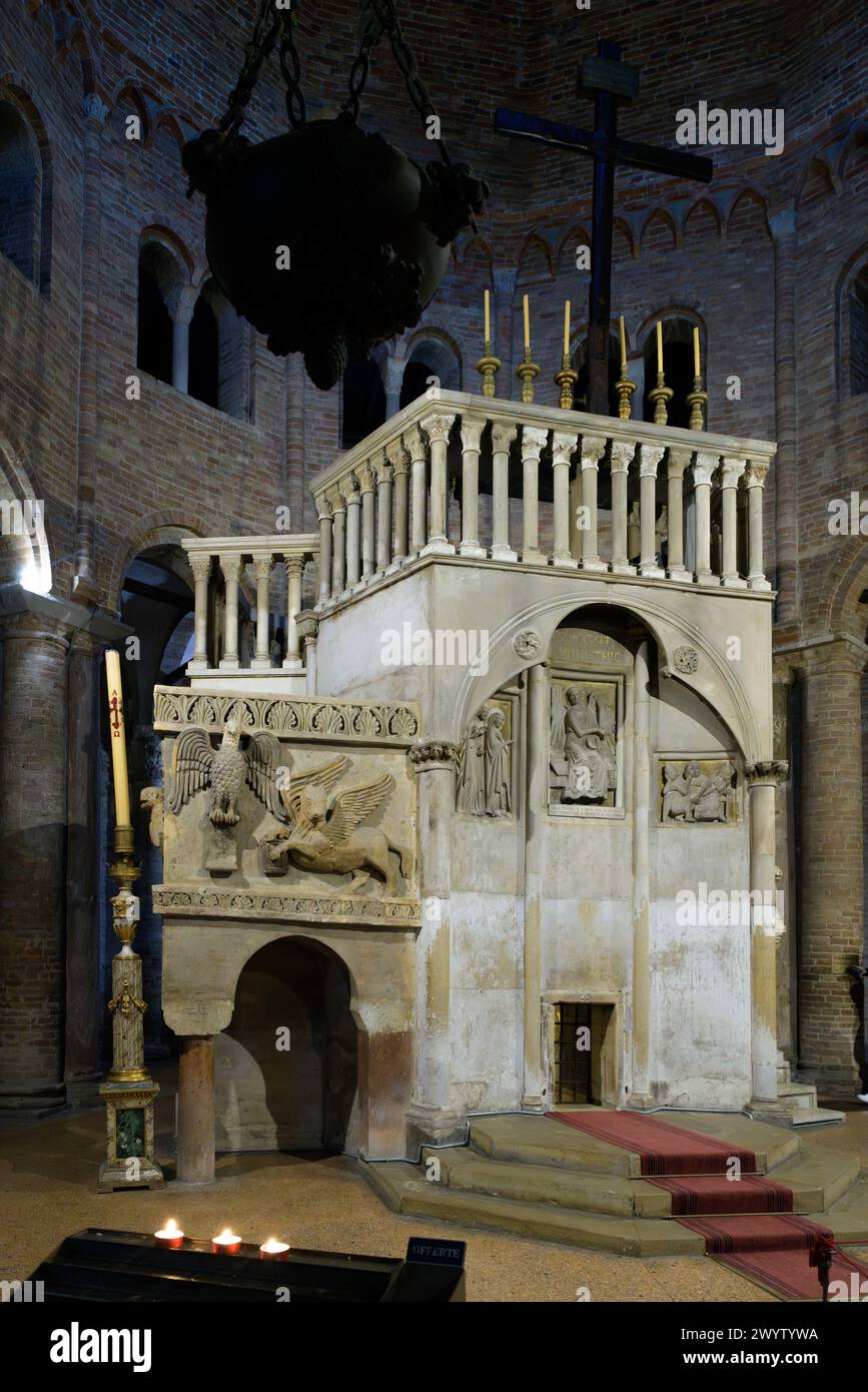 The old pulpit - Basilica del Santo Sepolcro on Piazza delle Sette ...