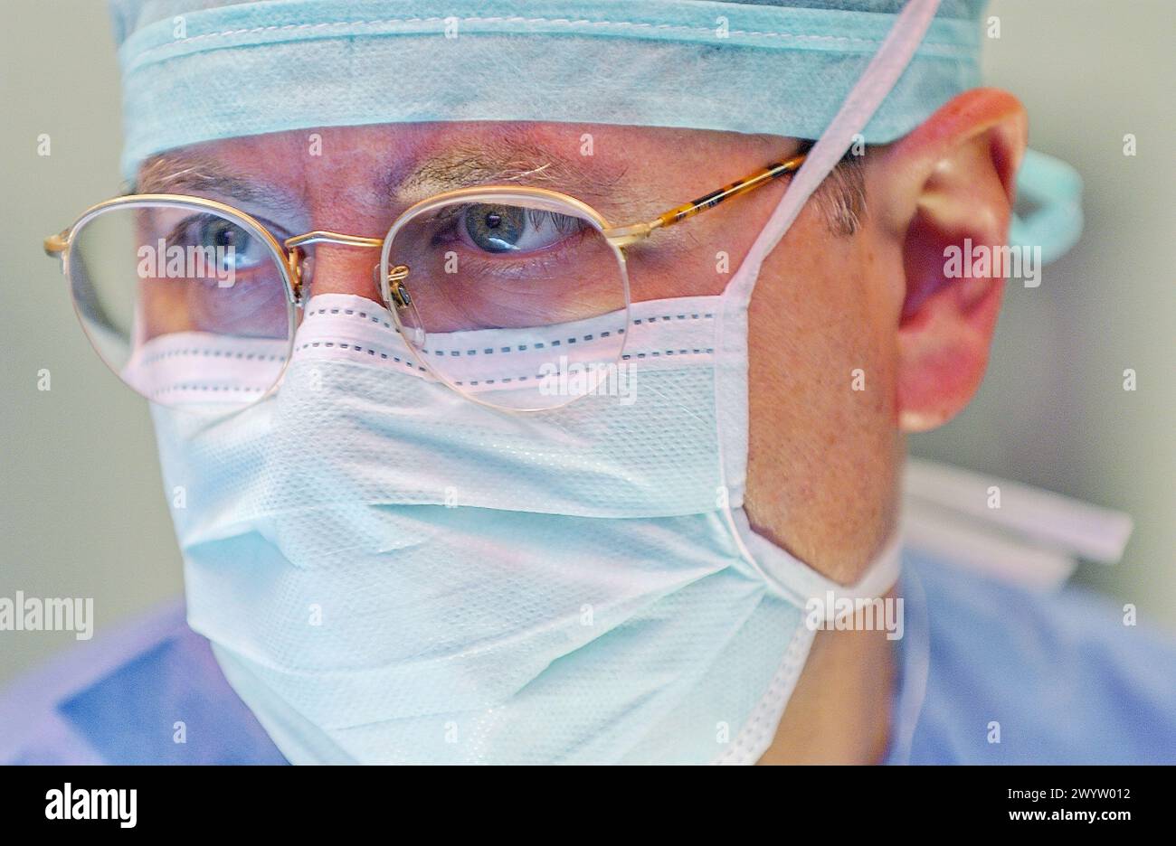 Surgeons at laparoscopy operating room of hospital Stock Photo - Alamy