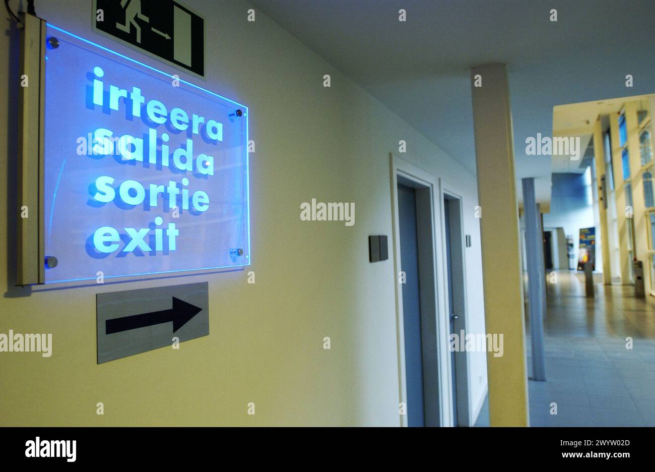 Exit sign languages hi-res stock photography and images - Alamy