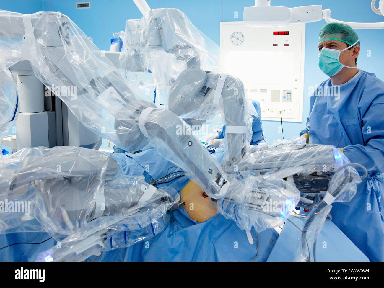 Operating room, prostate cancer robotic surgery, Da Vinci surgical ...