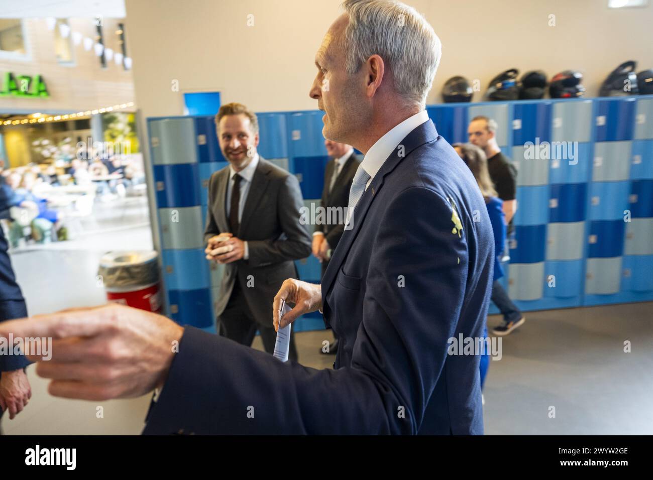 SNEEK - Firda director Michiel de Bruijn gets a drop of mayonnaise on his suit. During the visit ...