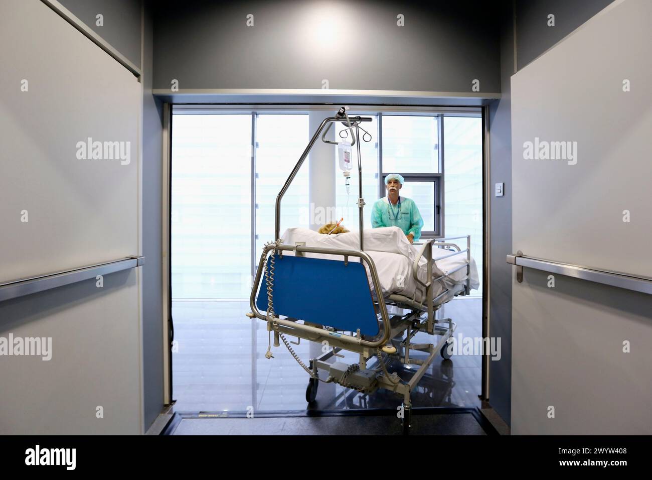 Transferring patient hospital bed hi-res stock photography and images ...