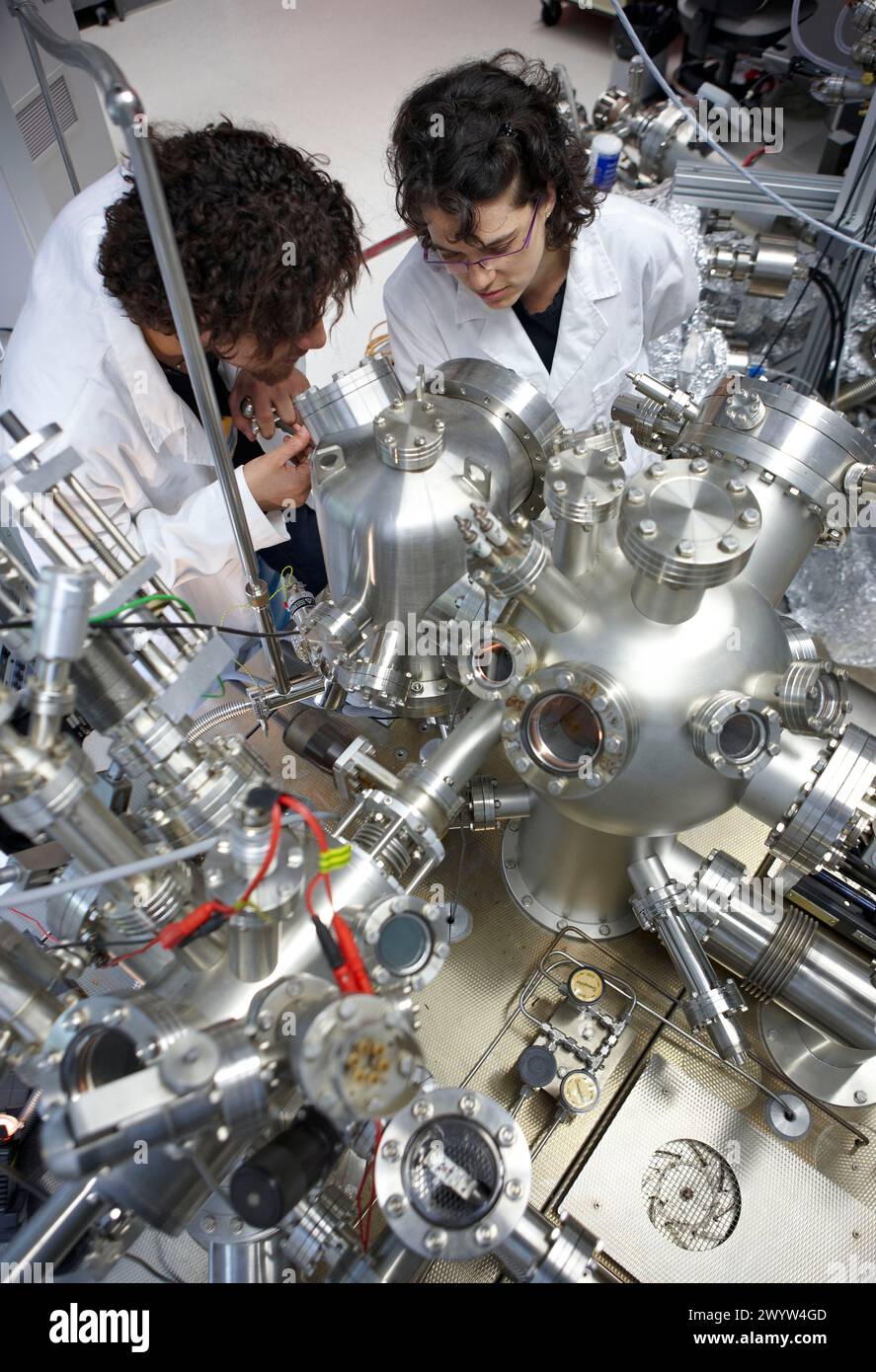 Scanning tunneling microscope (STM) in ultra-high vacuum (UHV), Nanophysics laboratory ...