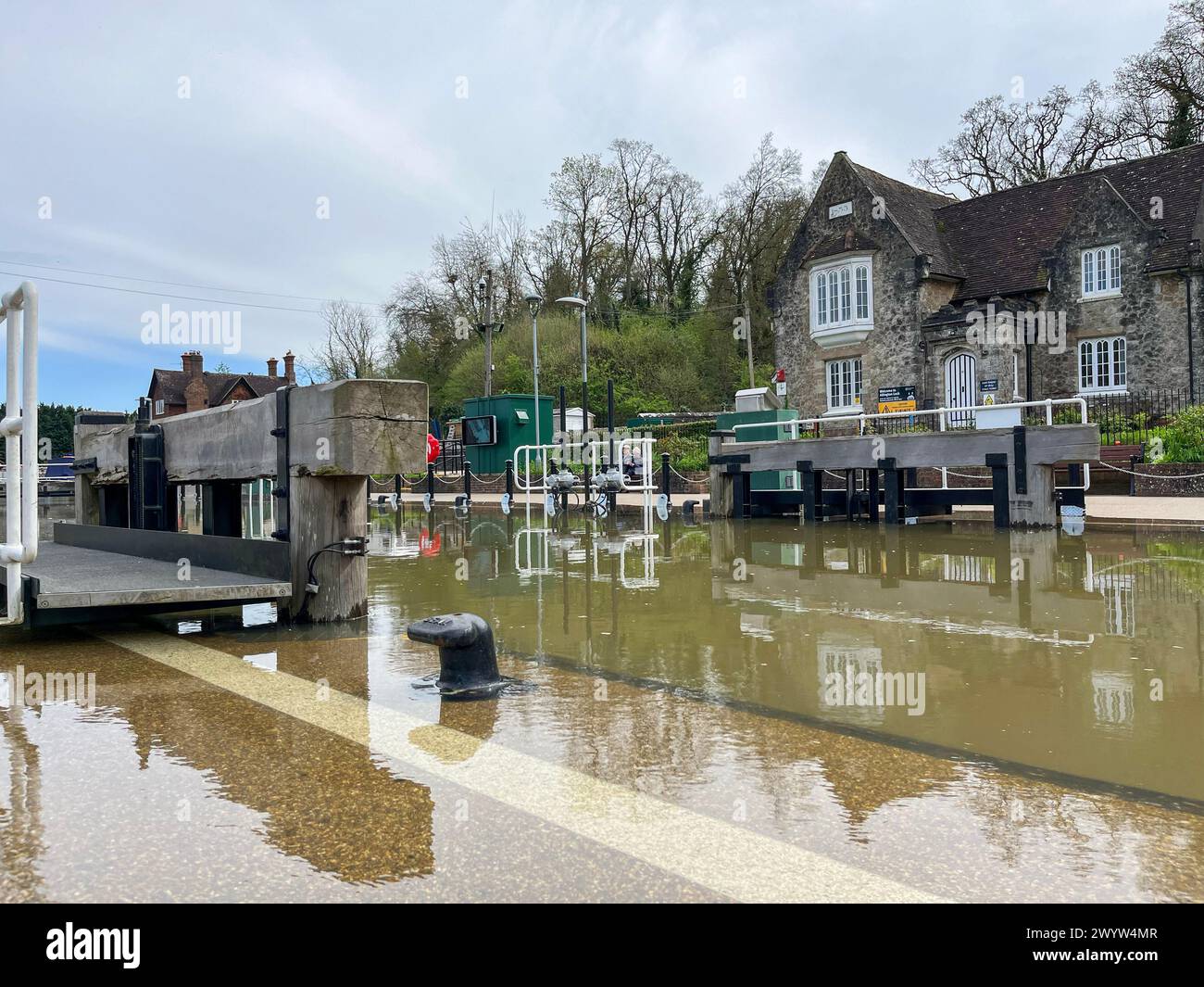 High water during the spring tide and eclipse, the river Medway bursts ...