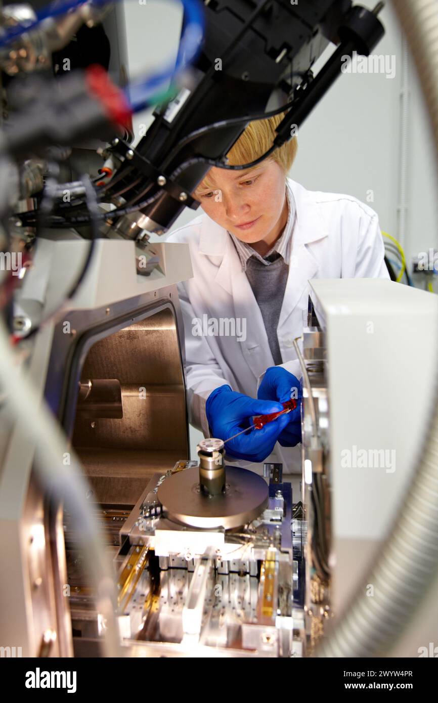 Replacing the sample holder, FIB Control Pannel, Focused-Ion-Beam ...