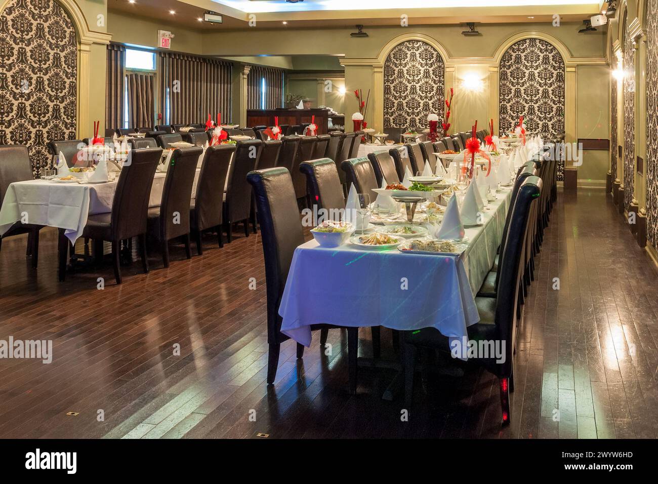 Banquet hall table hi-res stock photography and images - Alamy