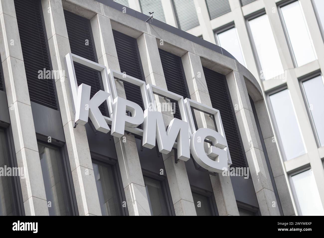 Logo auf der Fassade eines Standorts des Wirtschaftspruefungs- und ...