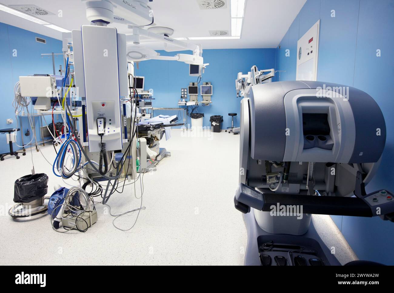 Robot da vinci urology hi-res stock photography and images - Alamy