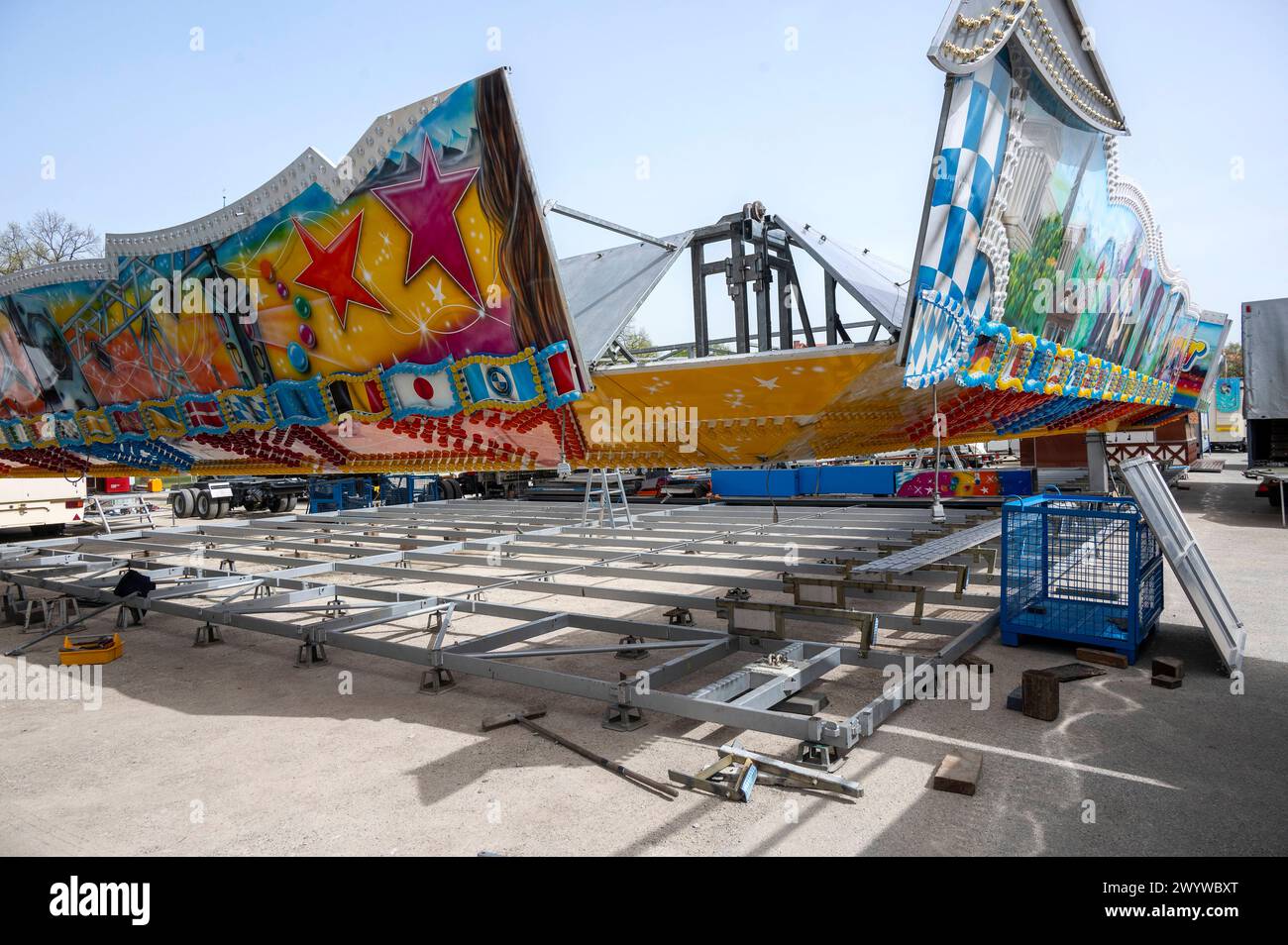Muenchen, Impressionen vom Aufbau zum 58. Muenchner Fruehligsfest auf ...