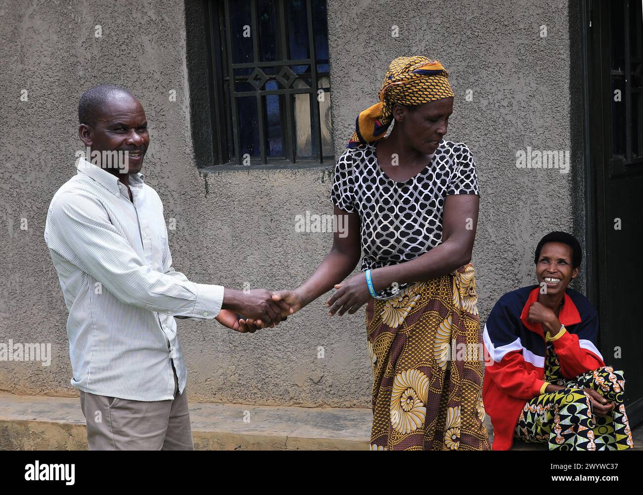 (240408) -- KIGALI, April 8, 2024 (Xinhua) -- Villagers chat at Mbyo ...