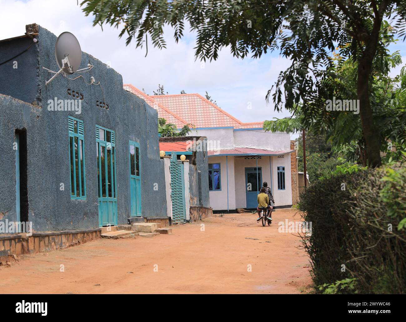 (240408) -- KIGALI, April 8, 2024 (Xinhua) -- Villagers are seen at ...