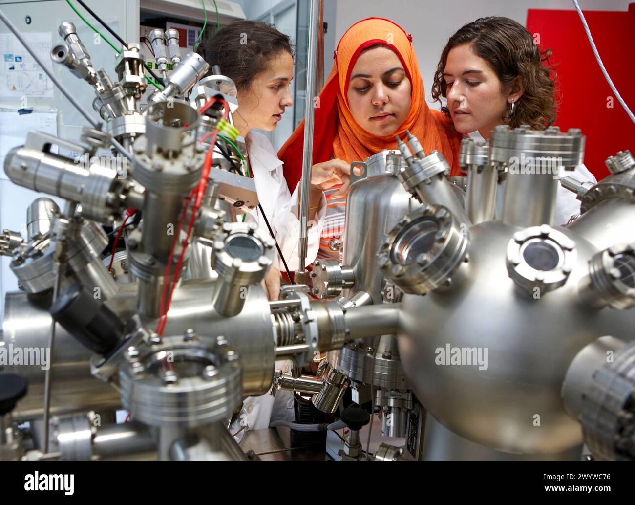 Scanning tunneling microscope (STM) in ultra-high vacuum (UHV ...