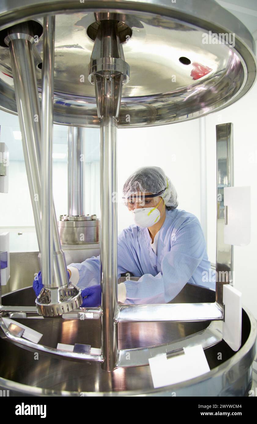 Technician pharmaceutical plant manufacture hi-res stock photography ...