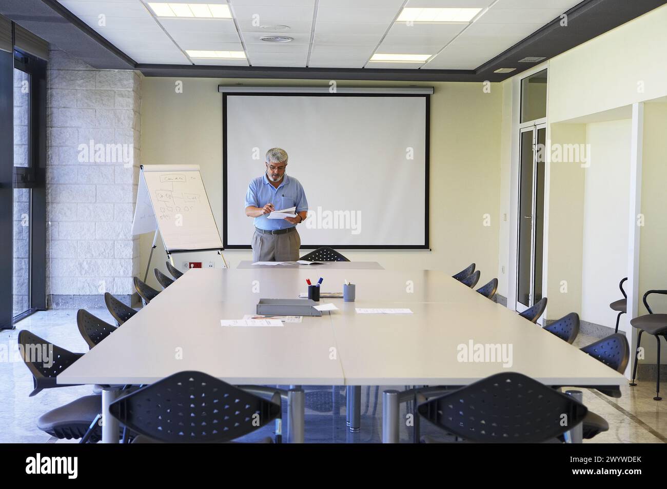 Meeting table 1950s hi-res stock photography and images - Alamy