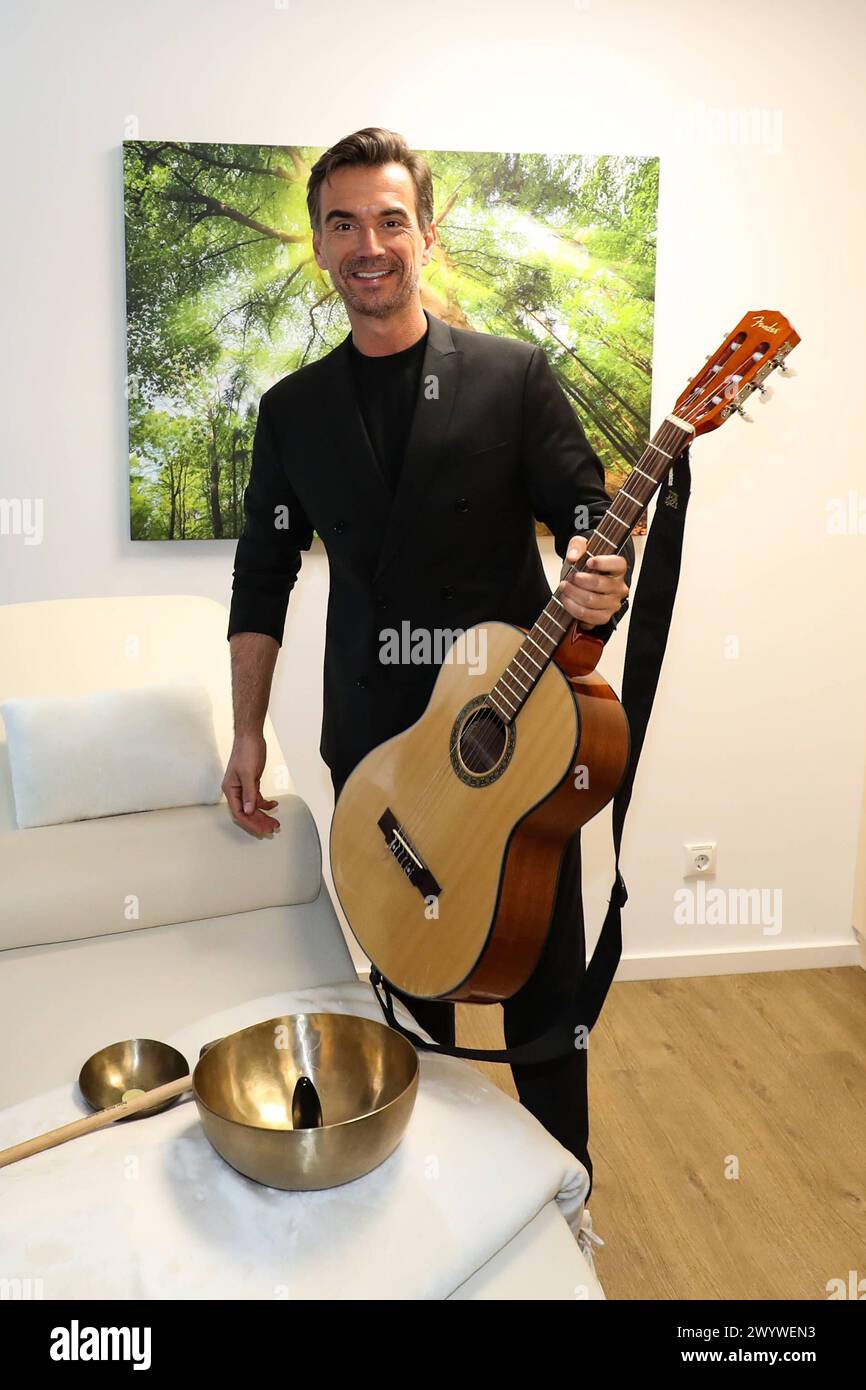 Florian Silbereisen mit Gitarre im Musik- und Sinnesraum ãFlorian ...