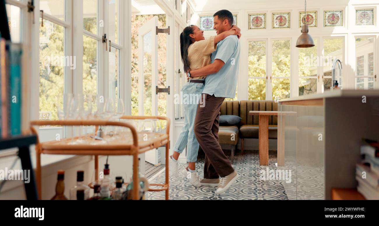 Man lifting woman dancing hi-res stock photography and images - Alamy