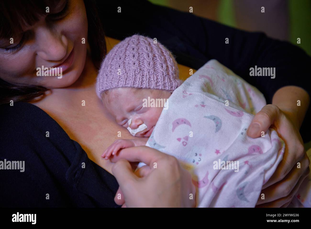 Mother with baby, mother-kangaroo method, Skin-to-skin contact ...