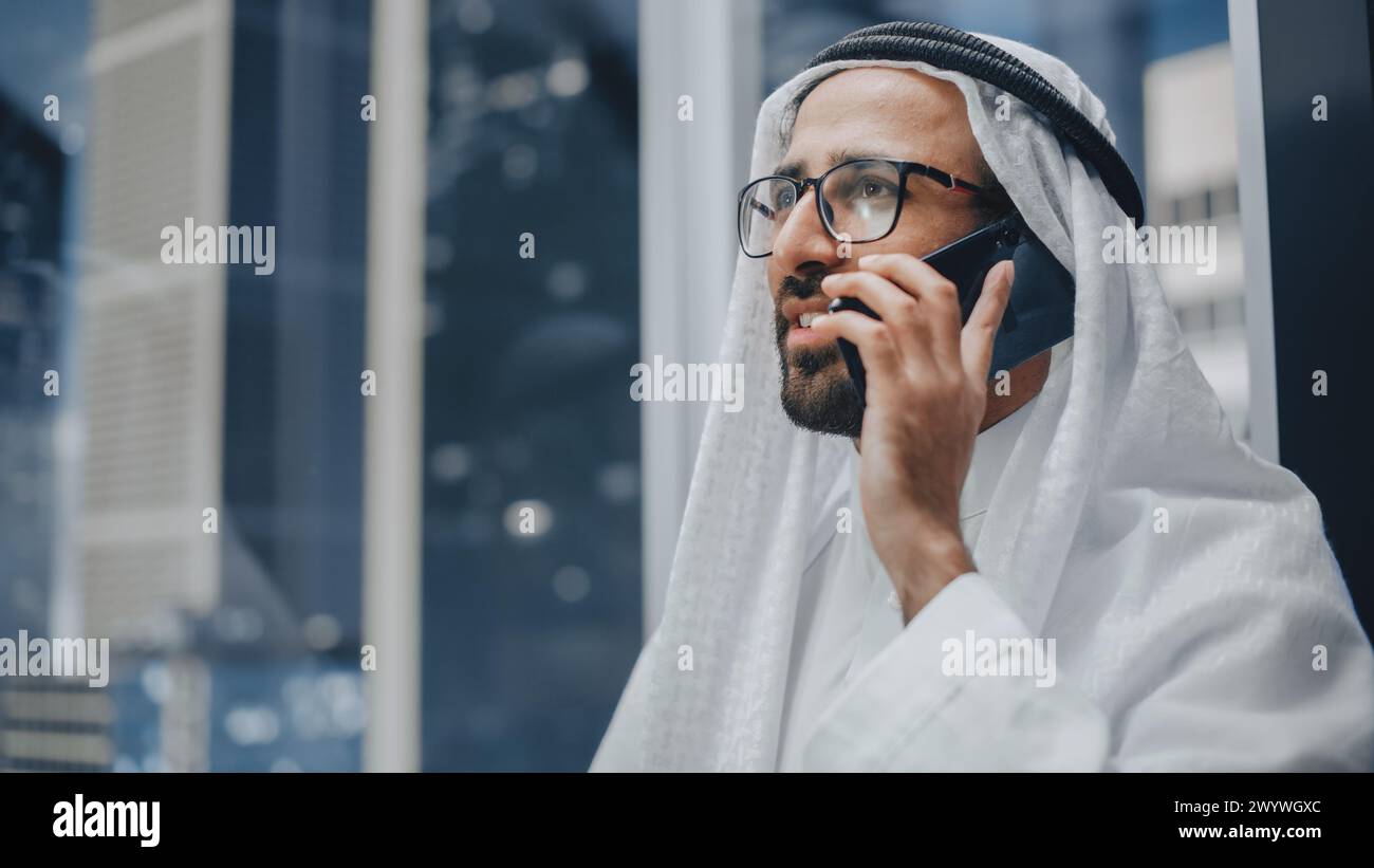 Emirati businessman phone hi-res stock photography and images - Alamy