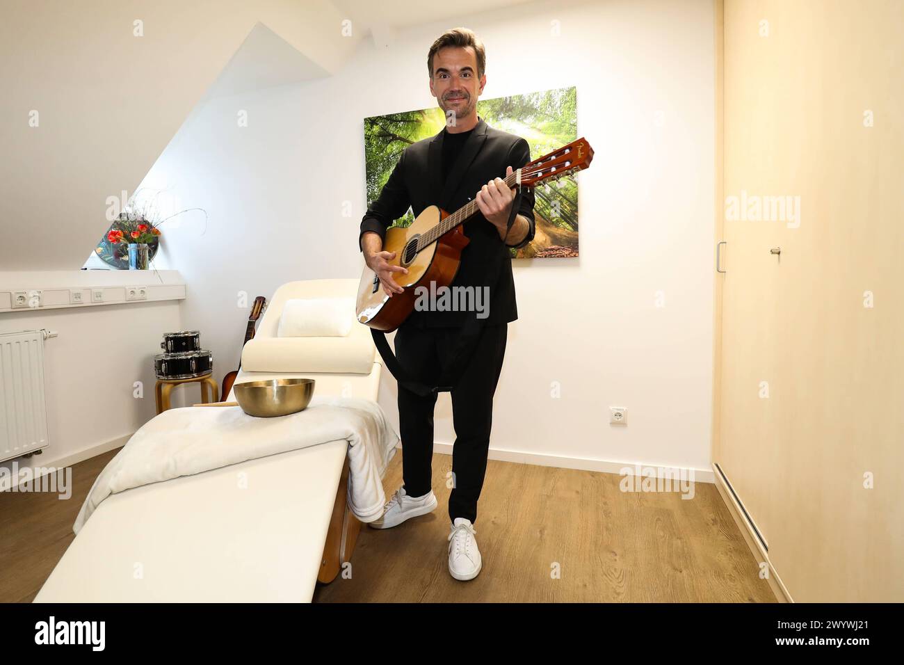 Florian Silbereisen mit Gitarre im Musik- und Sinnesraum ãFlorian ...