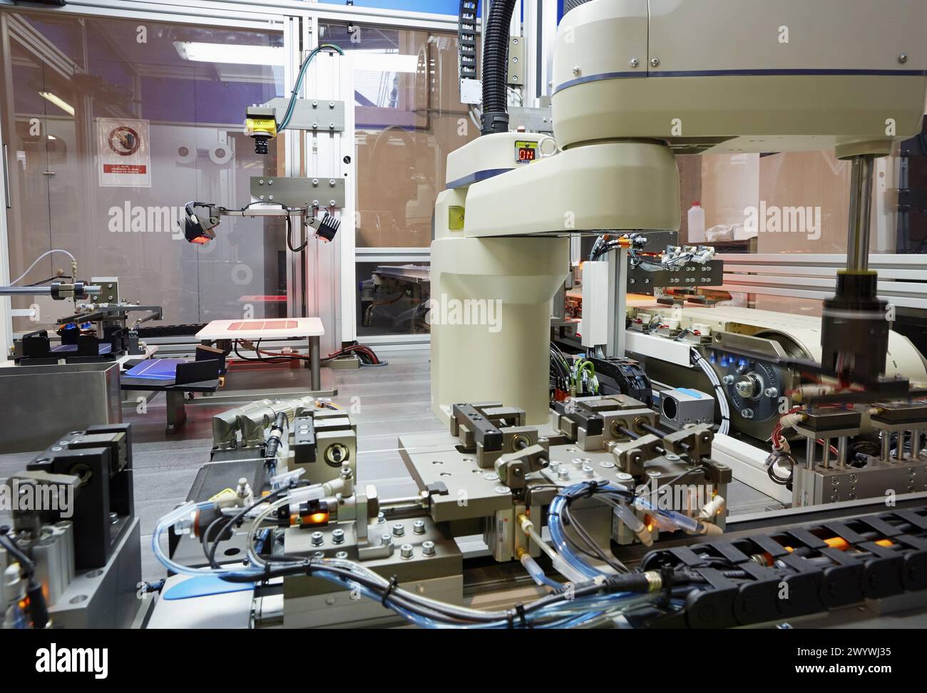 Solar cell manufacturing machine hi-res stock photography and images ...