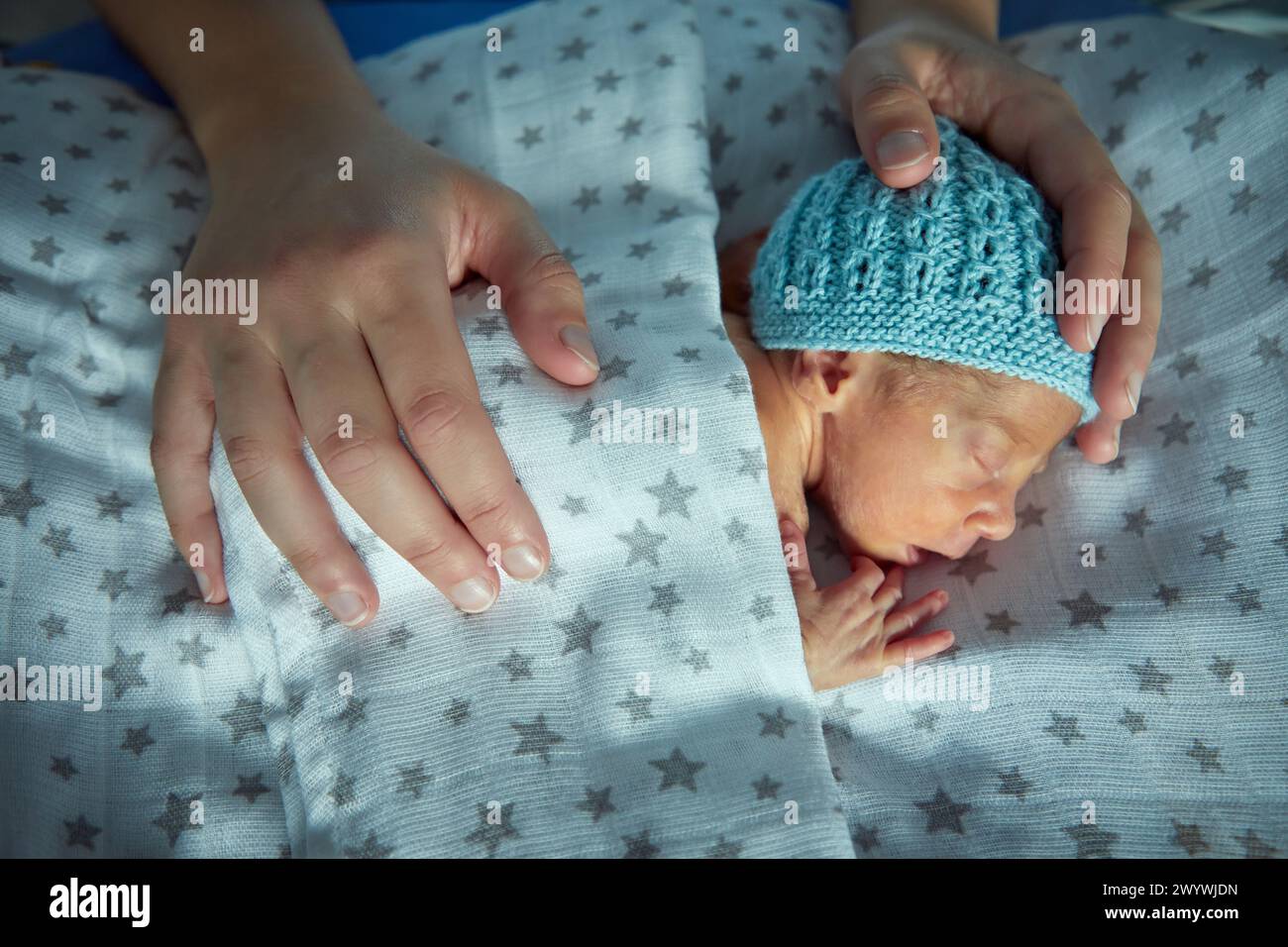 Hospitalized baby, Neonatal pediatrics, Medical care, Neonate Intensive ...