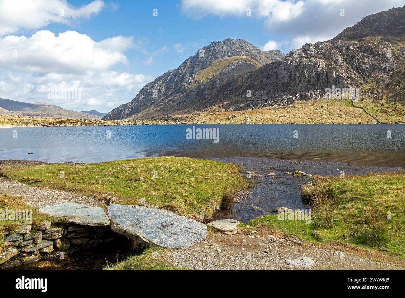 Stone bridge, lake LLyn Idwal Path, Snowdonia National Park near Pont ...