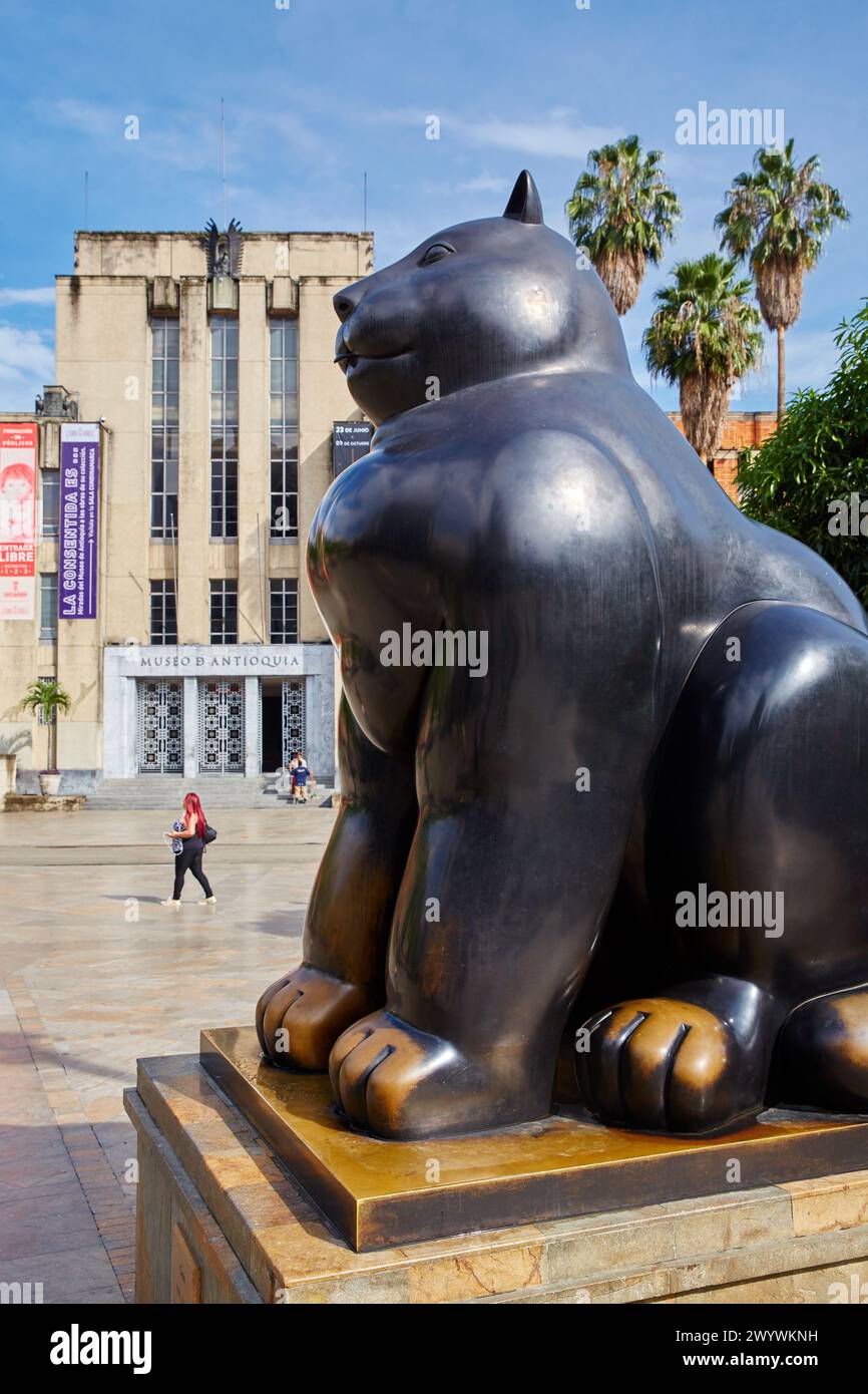 Escultura De Gato Fernando Botero SUIZSPACIO | El Arte Monumental De