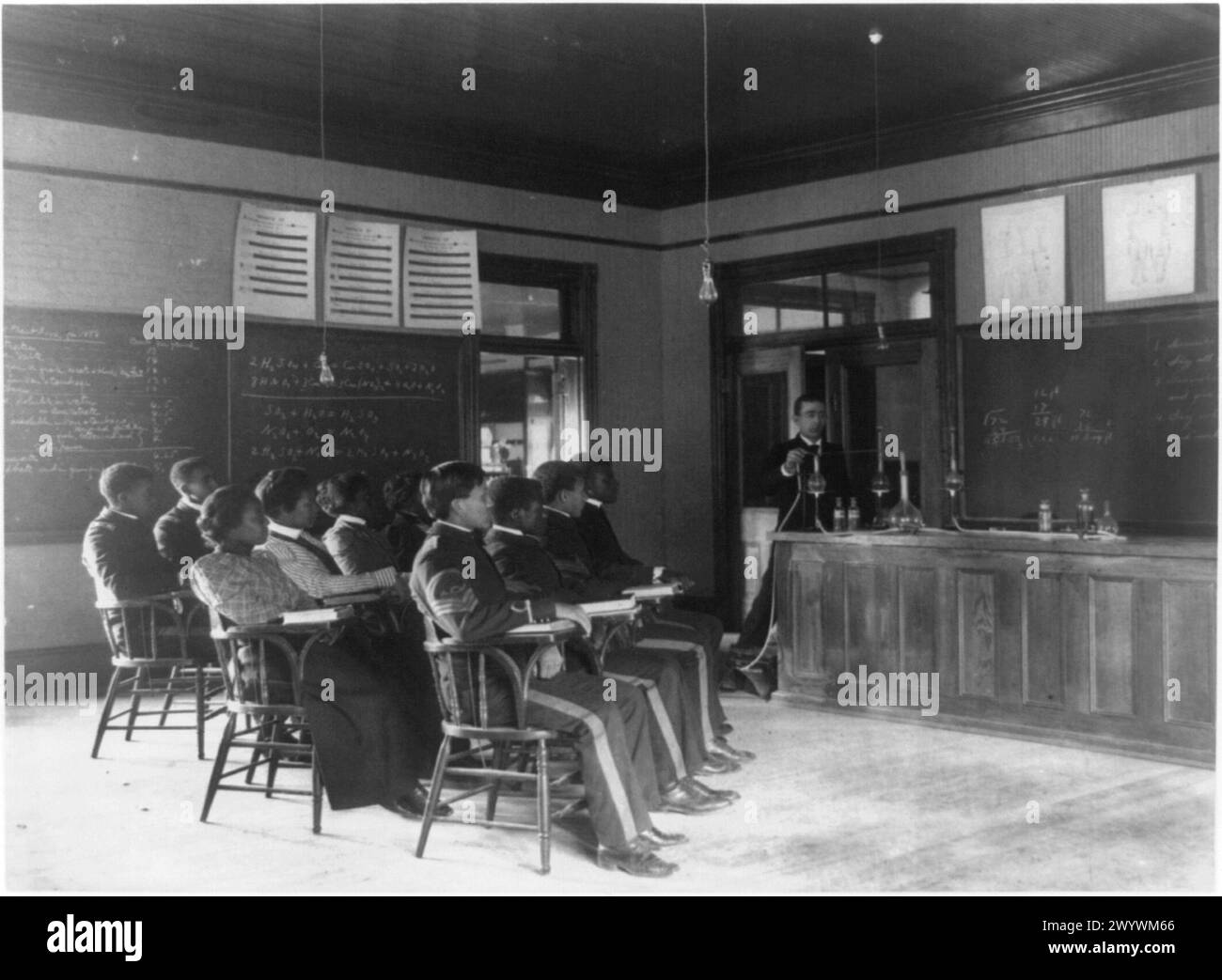 [Students in class learning how to prepare sulphuric acid, Hampton Institute, Hampton, Va ...