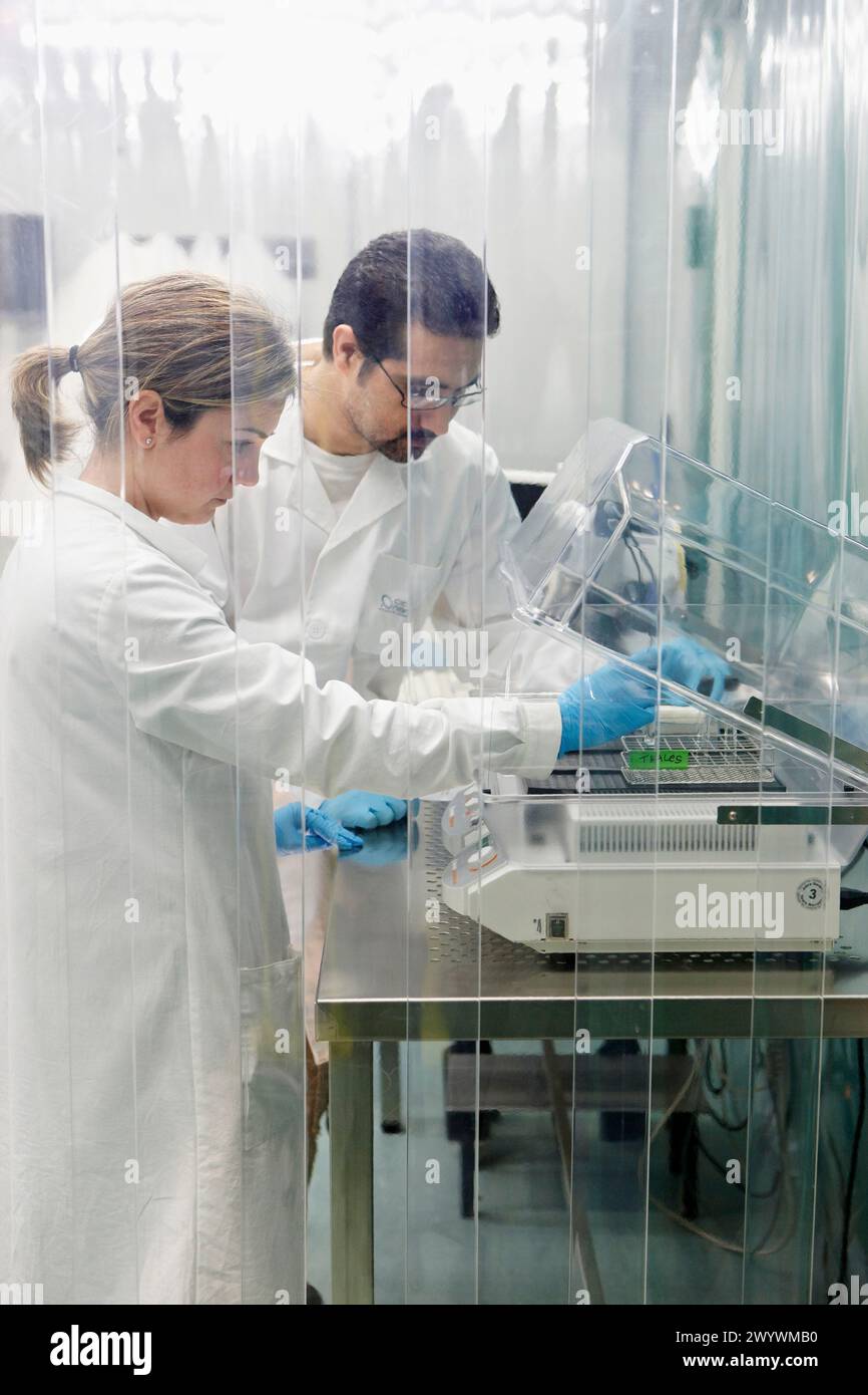 Vertical laminar flow cabinets hi-res stock photography and images - Alamy