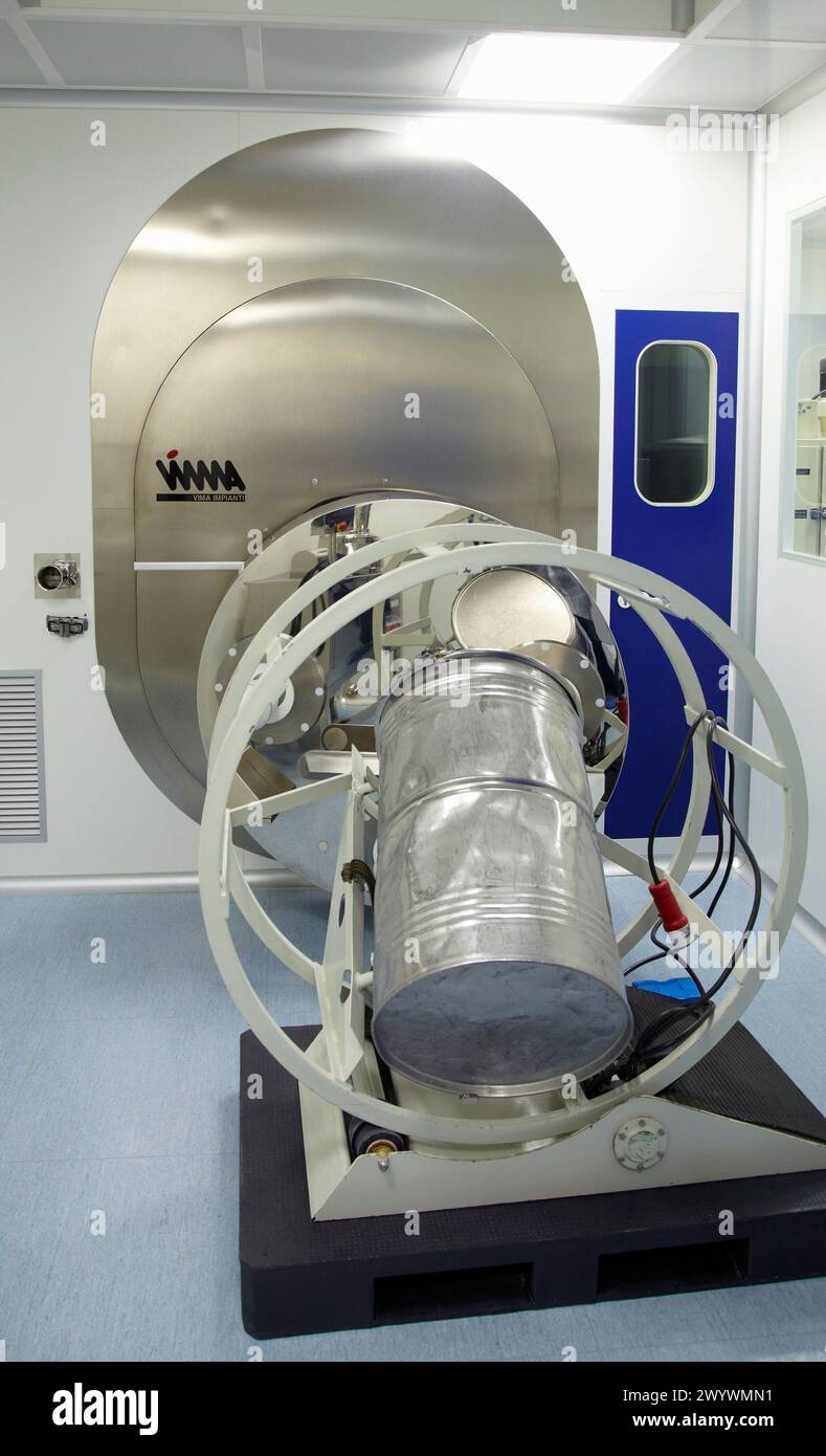 Cleanroom medical manufacturing hi-res stock photography and images - Alamy