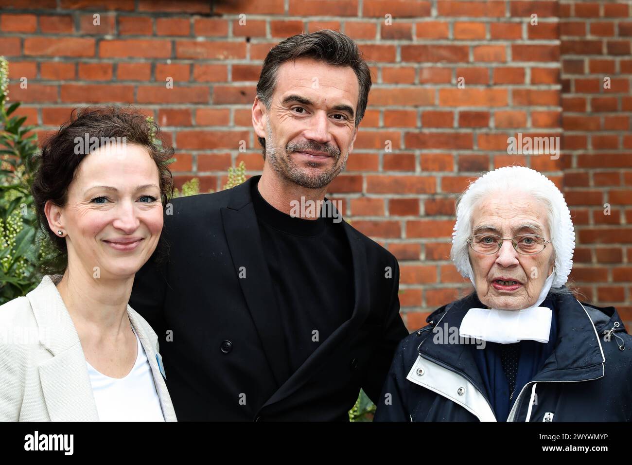 Florian Silbereisen kommt zum Termin, vor dem Eingang zum Kinderhospiz ...