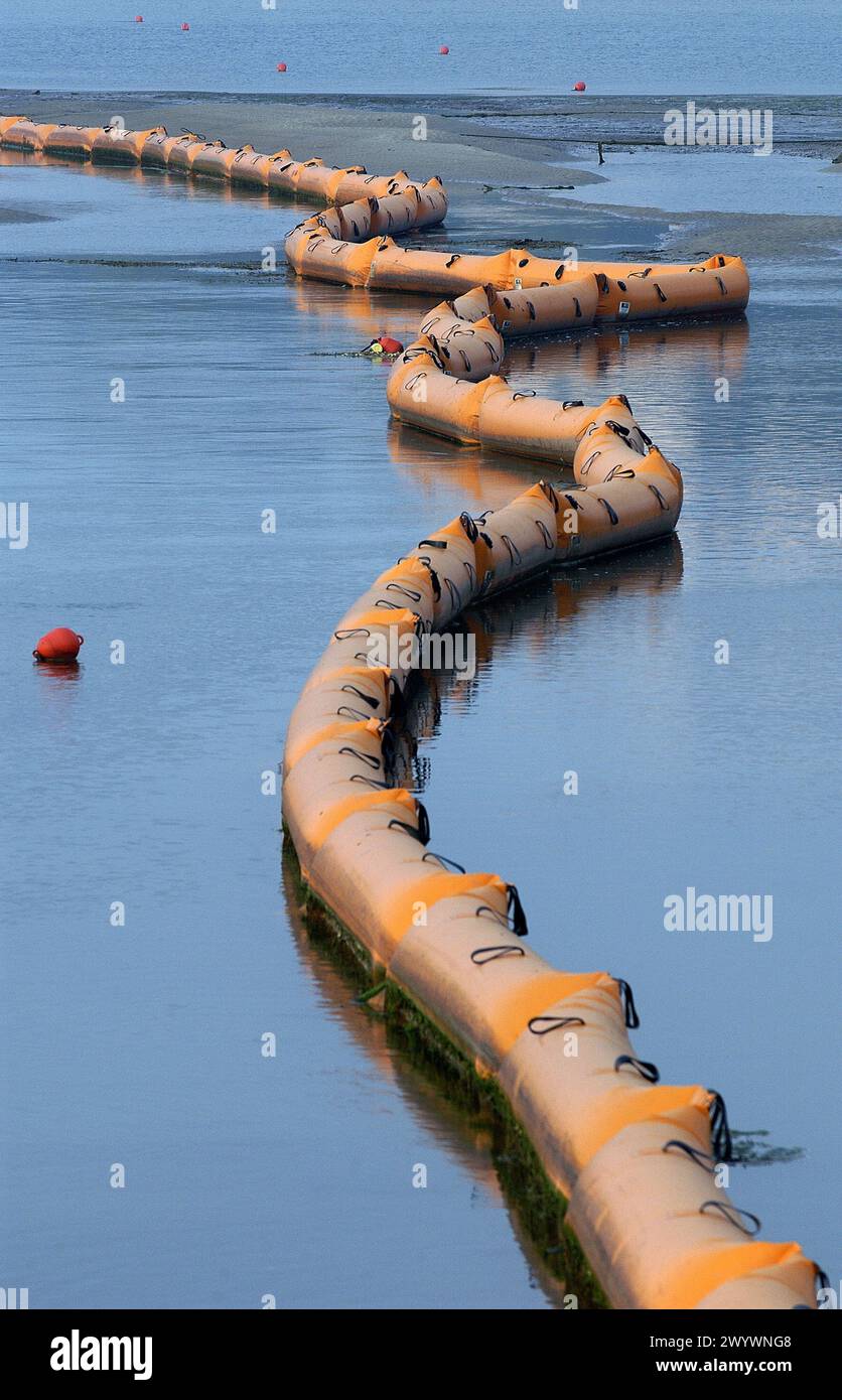 Floating barrier to contain the fuel spill (´chapapote´) of Prestige ...