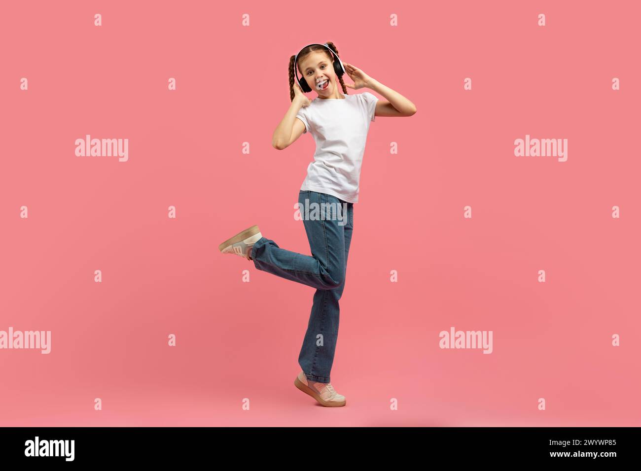 Dancing girl pose hi-res stock photography and images - Alamy