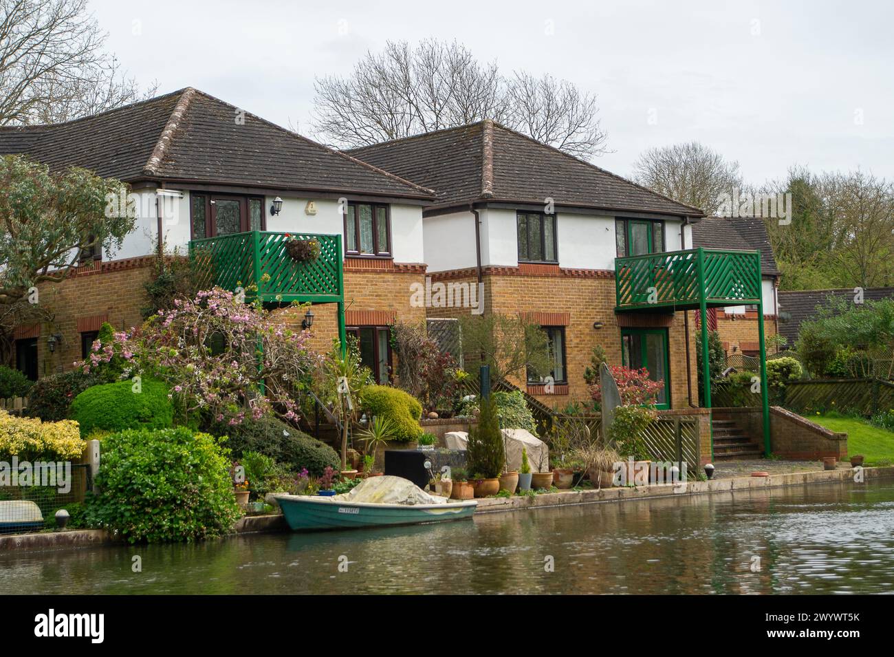 Harefield, UK. 6th April, 2024. Canal side properties next to the Grand ...
