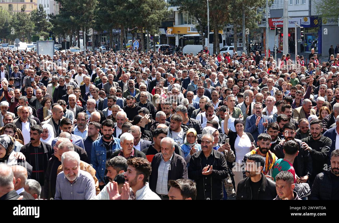 Hundreds of people are seen going to Diyarbakir Municipality building ...