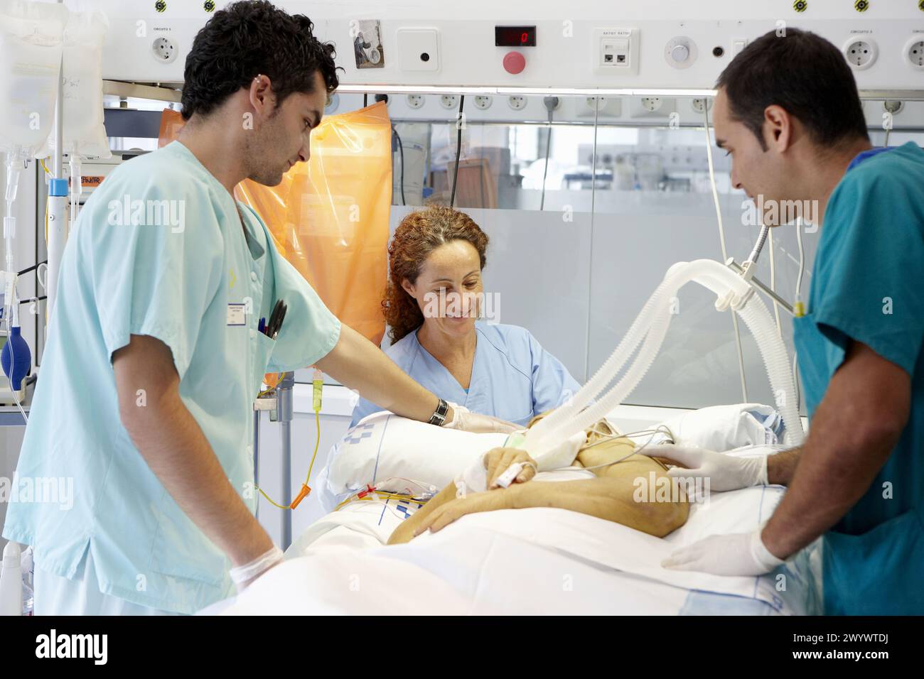 Box, Resuscitation unit. Hospital Universitario de Gran Canaria Doctor ...