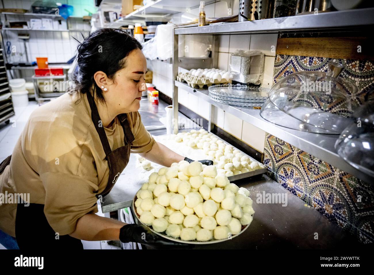 ROTTERDAM - Preparations at a Moroccan bakery. Muslims prepare for Eid ...