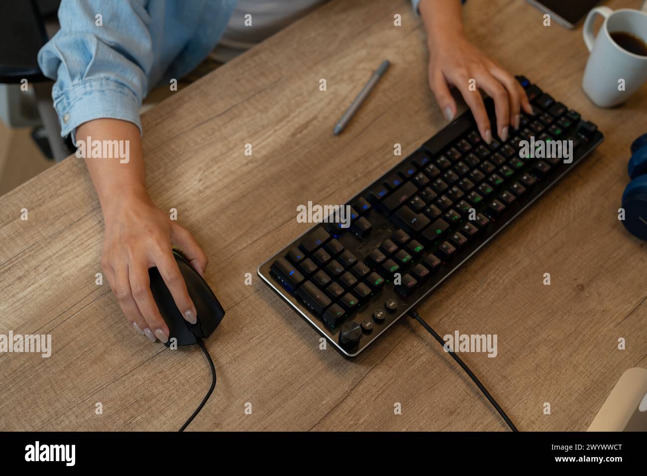Part woman keyboard white hi-res stock photography and images - Alamy