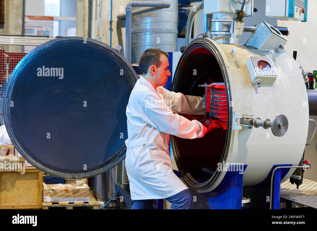 Melting and vacuum casting furnace hi-res stock photography and images ...