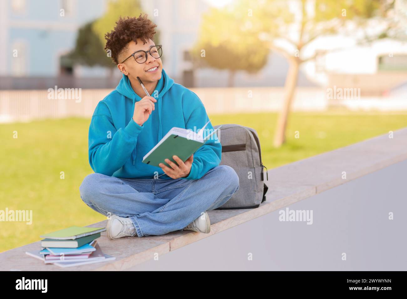 Student outside studying hi-res stock photography and images - Alamy