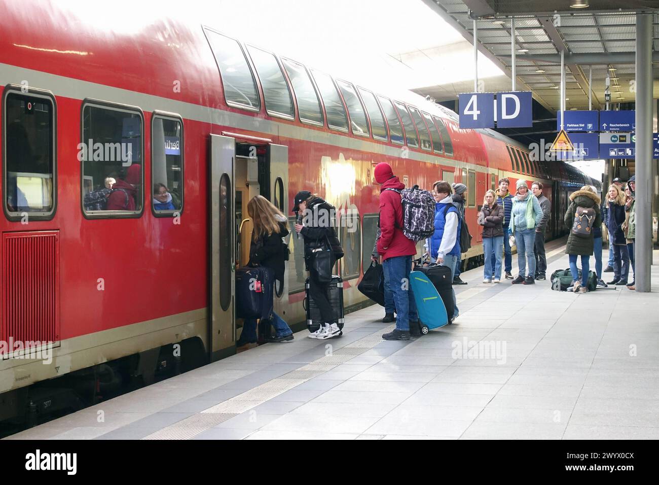 Bahnhof berlin suedkreuz hi-res stock photography and images - Alamy