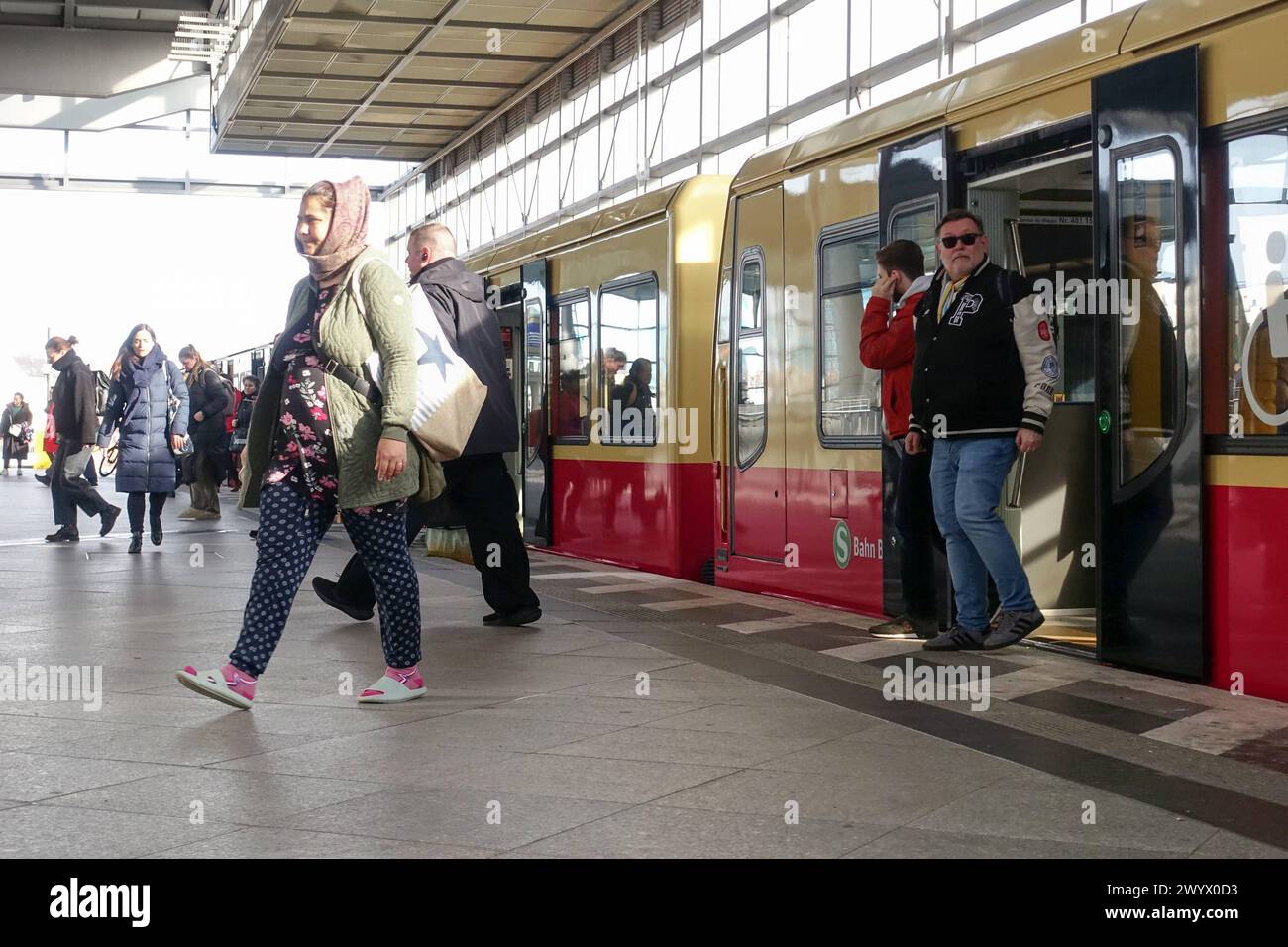 26.03.2024, Berlin, GER - Menschen steigen am S-Bahnhof Suedkreuz aus ...