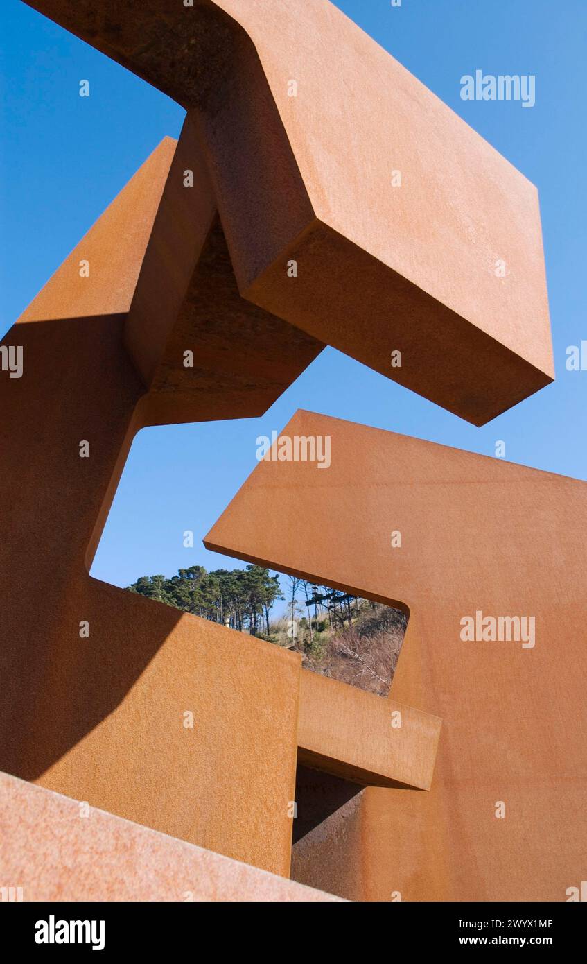 Escultura de Jorge Oteiza en el Paseo Nuevo, Donostia, San Sebastian ...