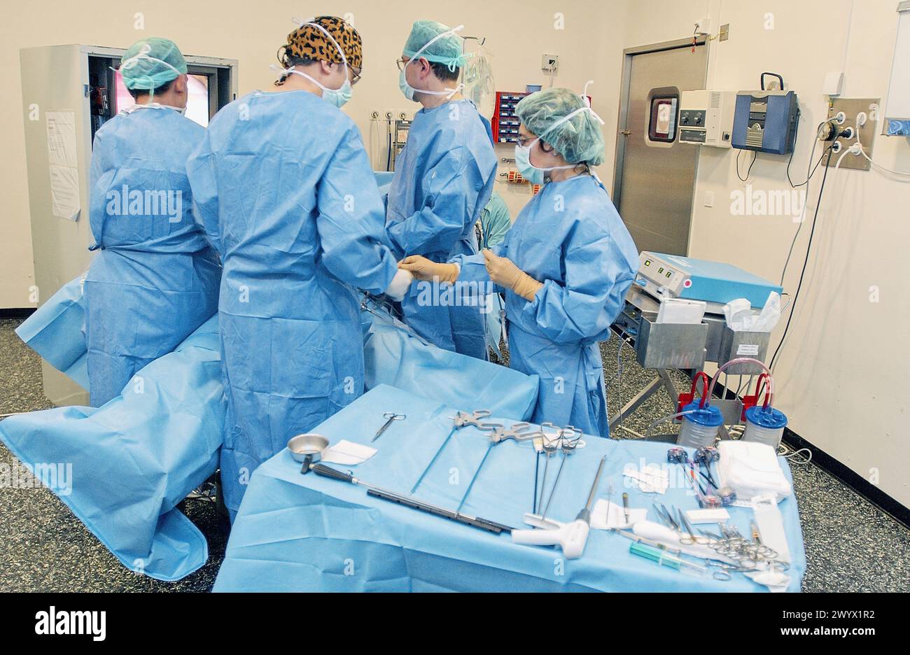 Surgeons at laparoscopy operating room of hospital Stock Photo - Alamy
