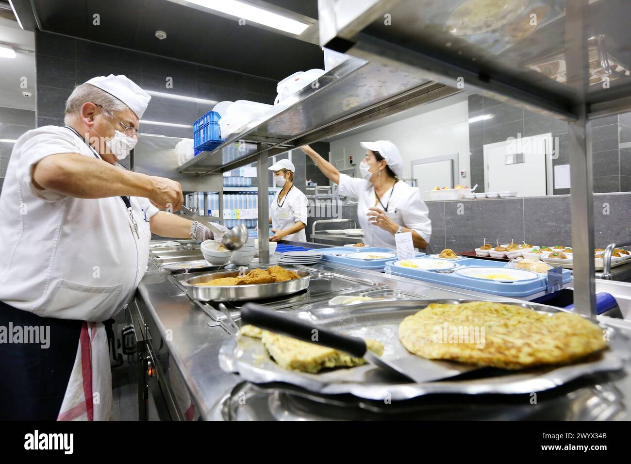 Cook food menu preparation hospital hi-res stock photography and images ...