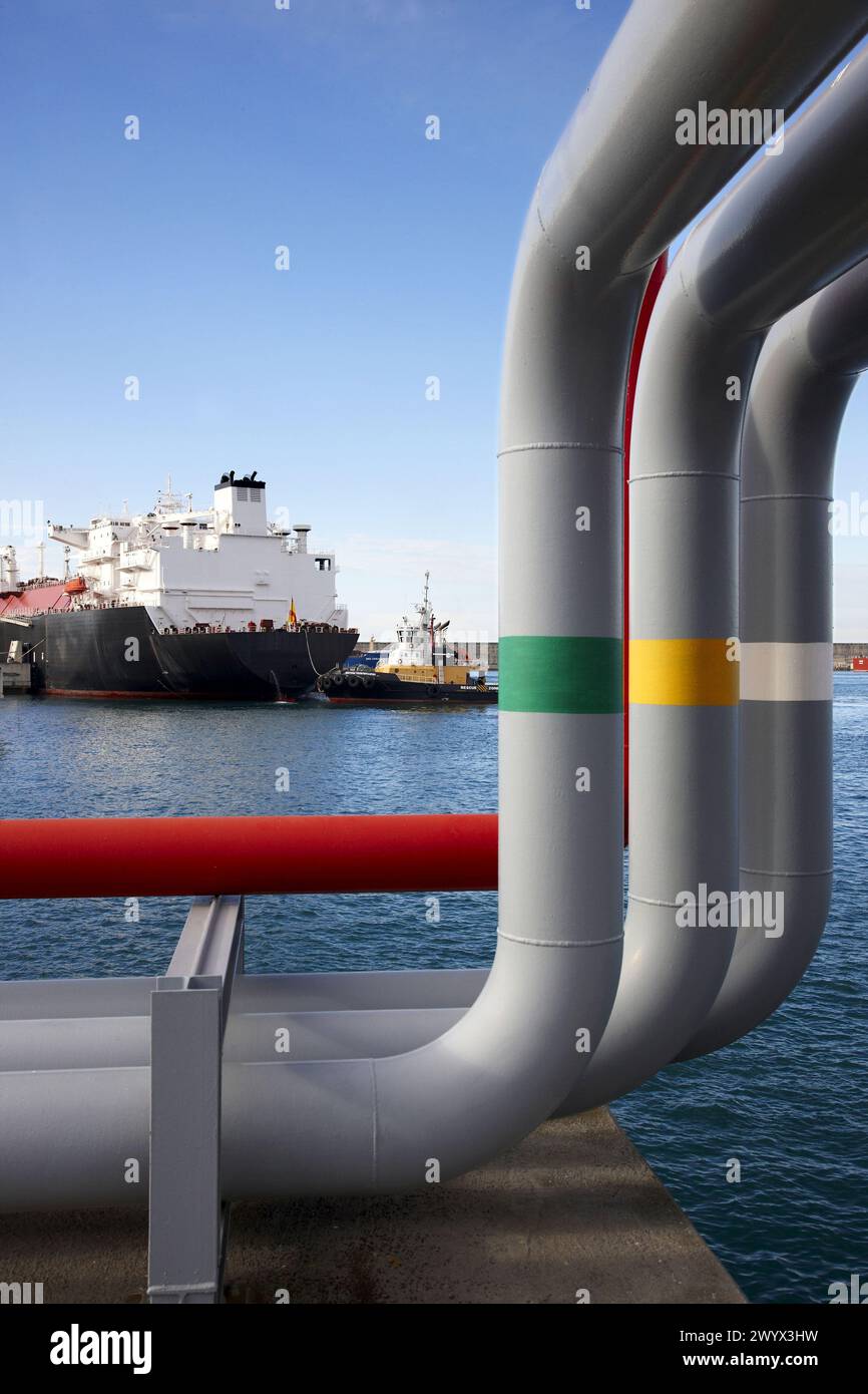Ship for transporting natural gas, fuel pipelines, unloading fuel. Port ...